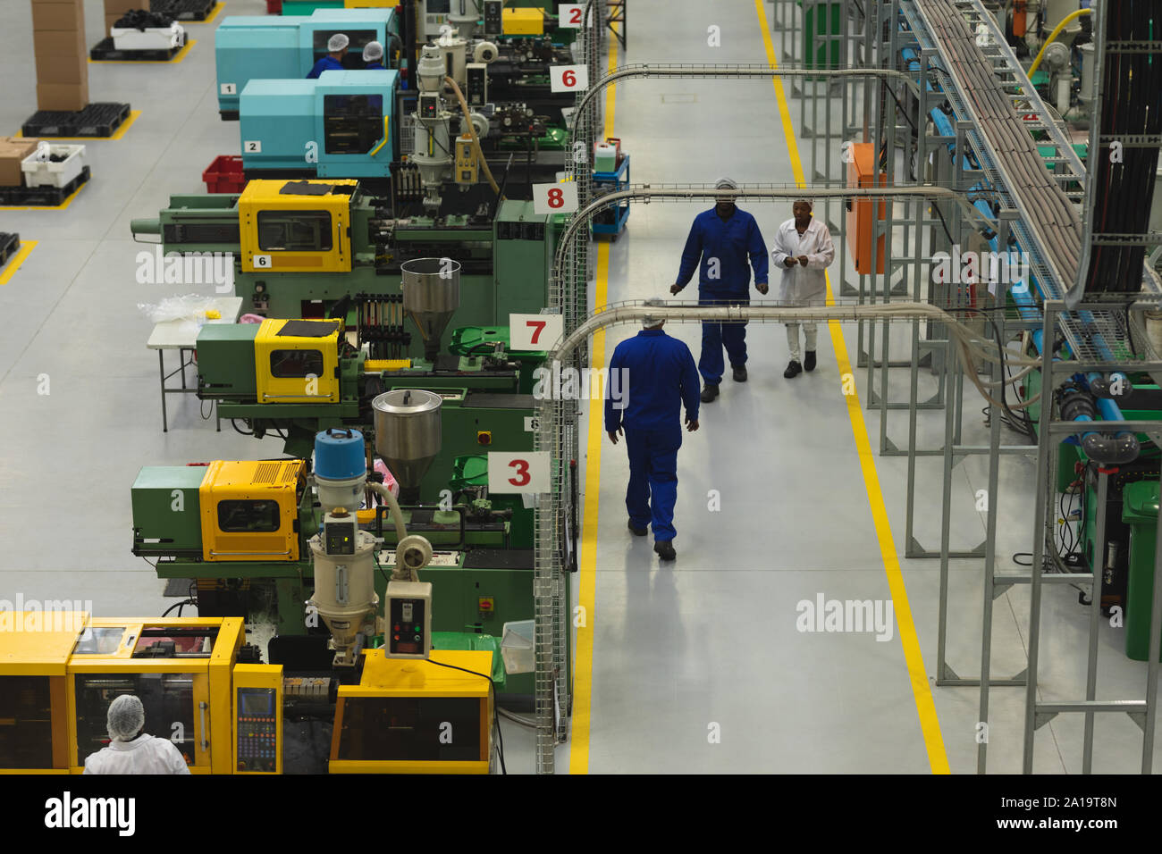 Large warehouse team hi-res stock photography and images - Alamy