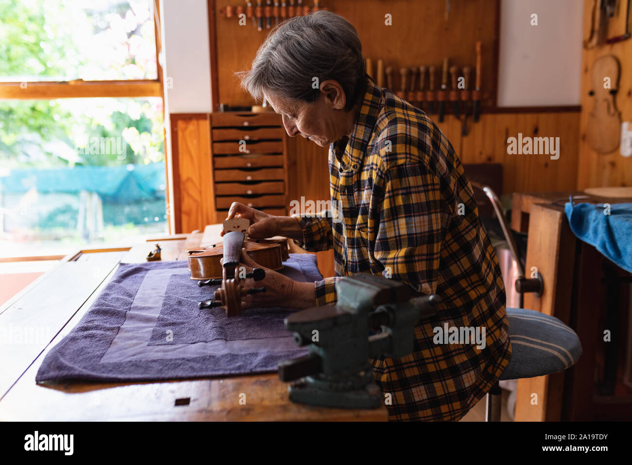 Violin crafting hi-res stock photography and images - Alamy