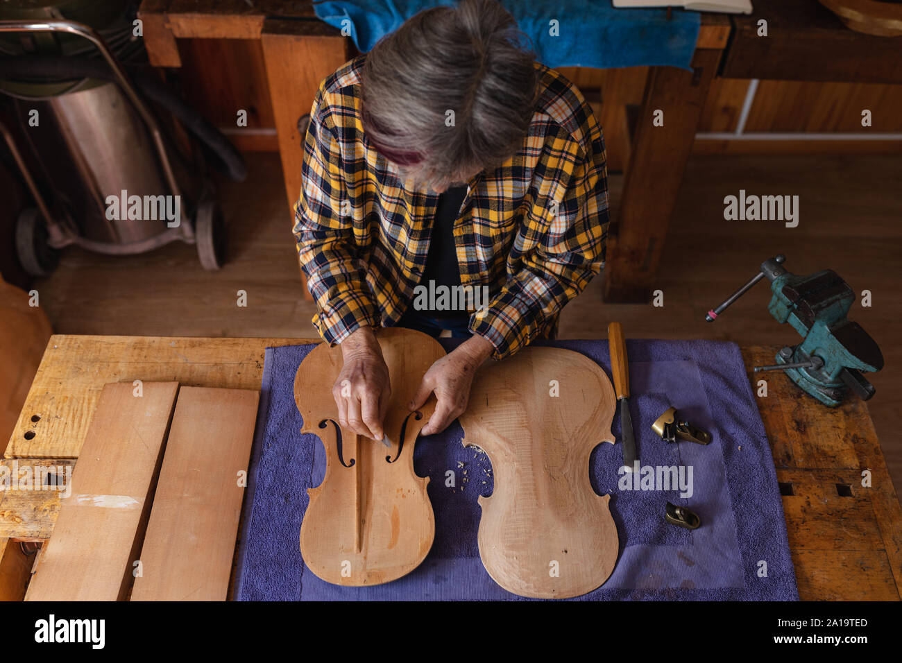 Violin crafting hi-res stock photography and images - Alamy