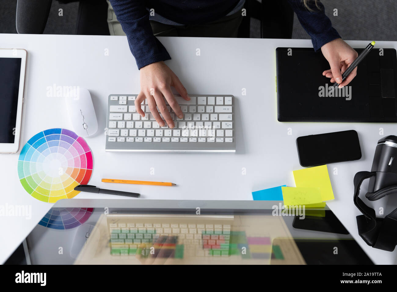 Modern workplace graphics hi-res stock photography and images - Alamy