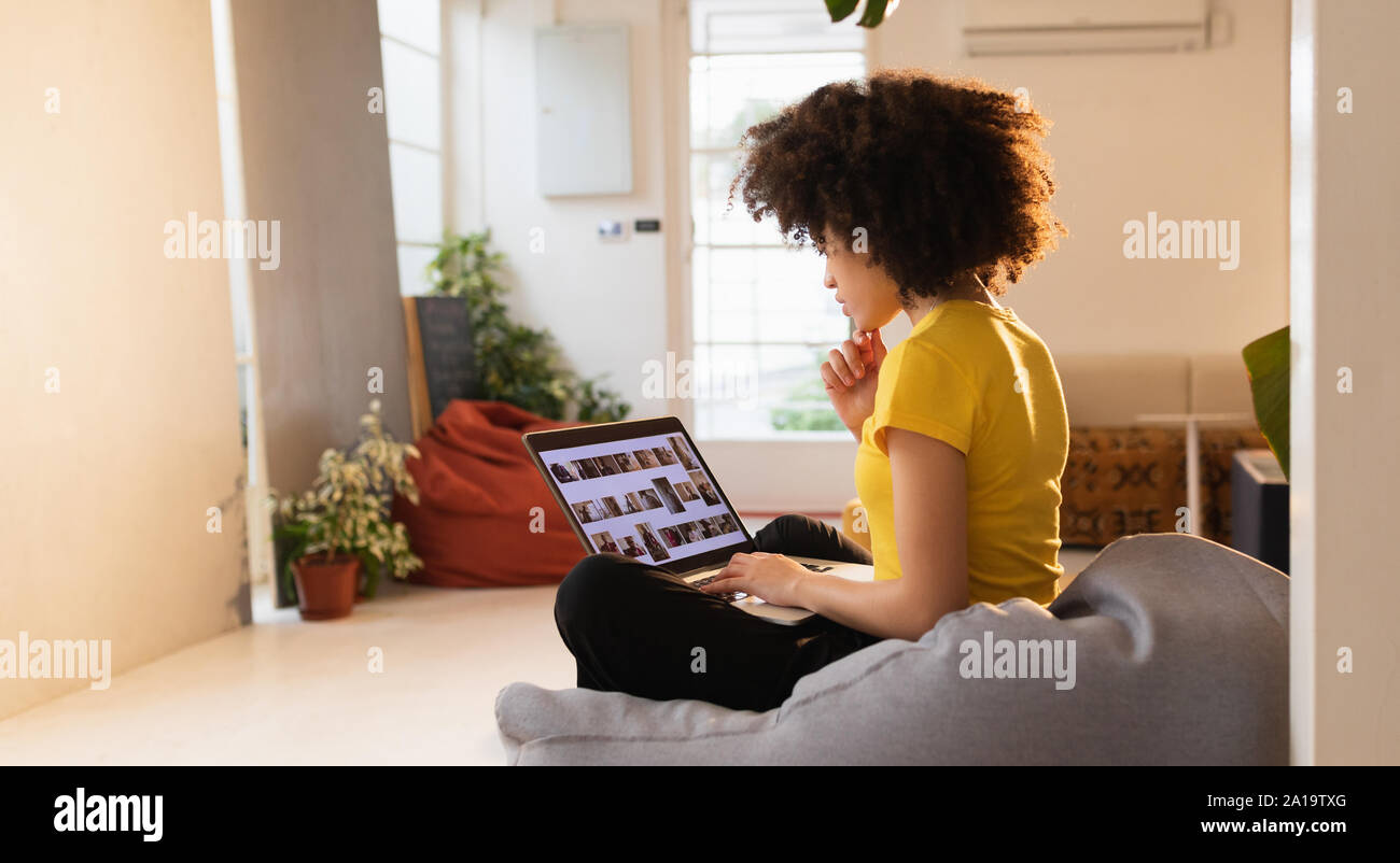 Female legs modern laptop hi-res stock photography and images - Alamy