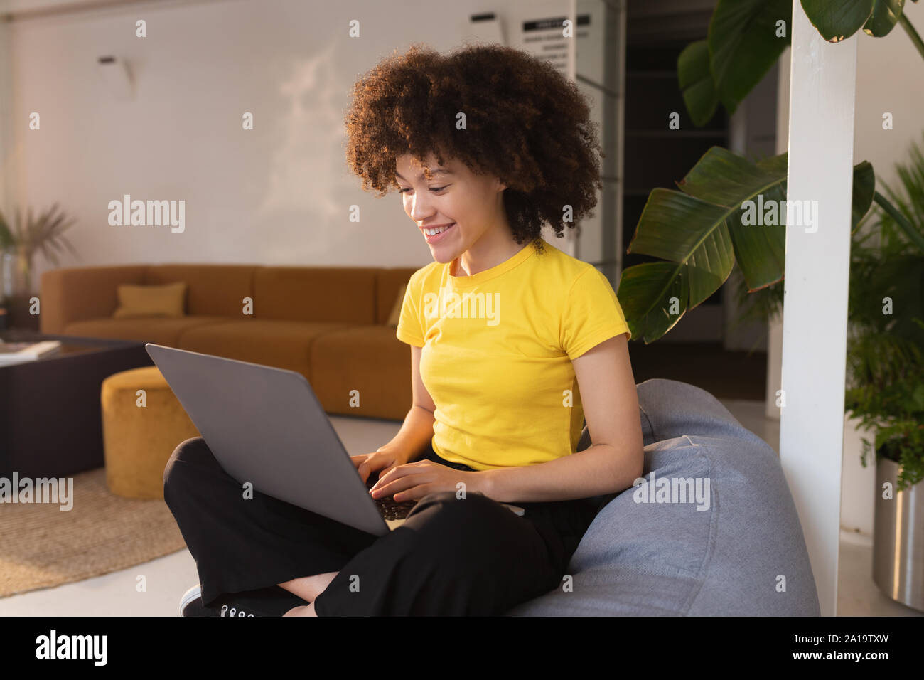Female designer bag hi-res stock photography and images - Alamy