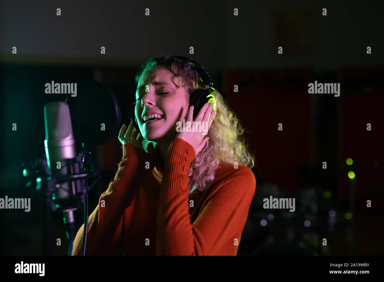 Female singer hi-res stock photography and images - Alamy