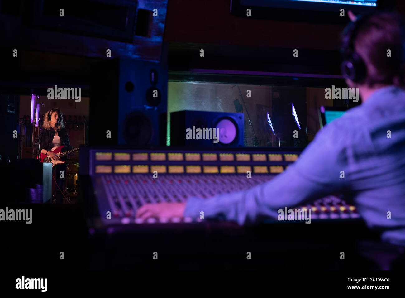 Male female performer hi-res stock photography and images - Alamy