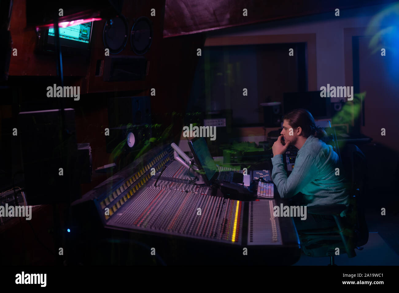 Sound engineer mixing desk computer hi-res stock photography and images ...