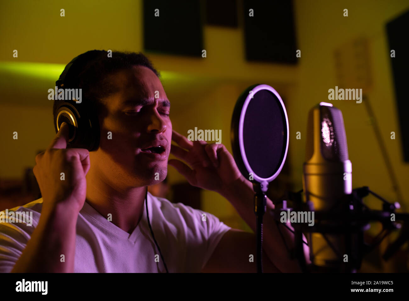 Male singer with microphone hi-res stock photography and images - Alamy