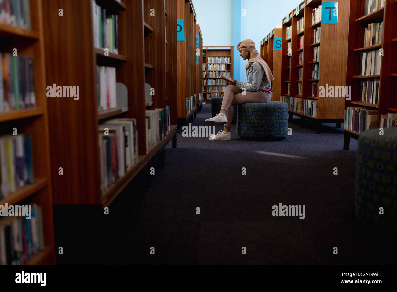 Hijab student woman studying hi-res stock photography and images - Alamy