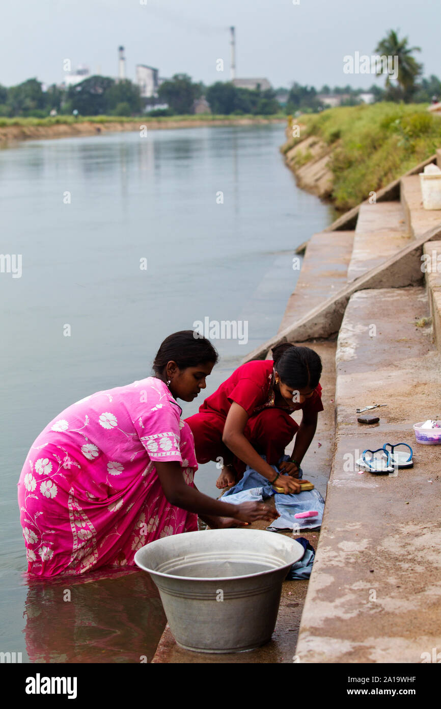 Indian people washing clothes tungabhadra hi-res stock photography and ...