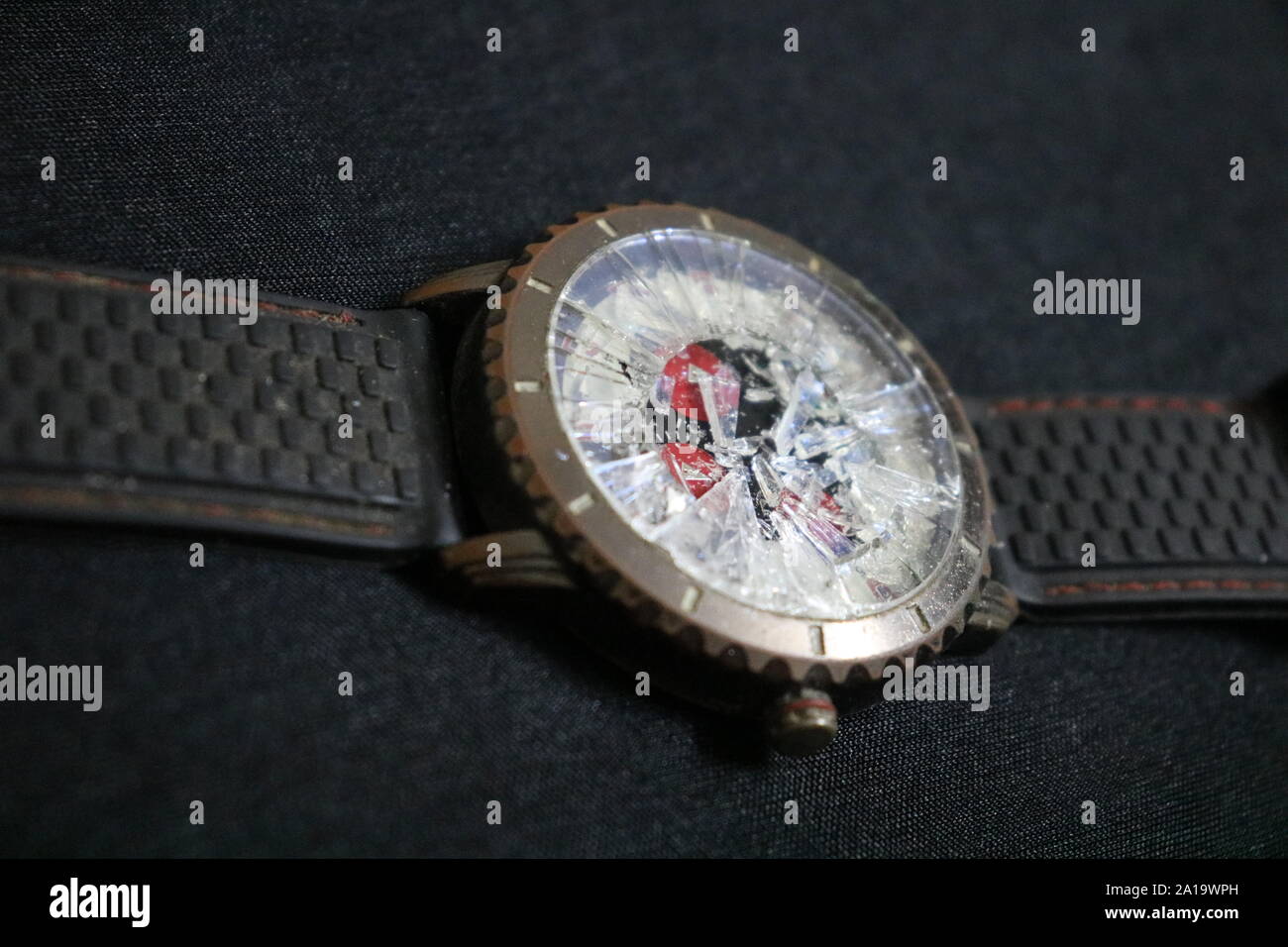 Broken watch hi-res stock photography and images - Alamy