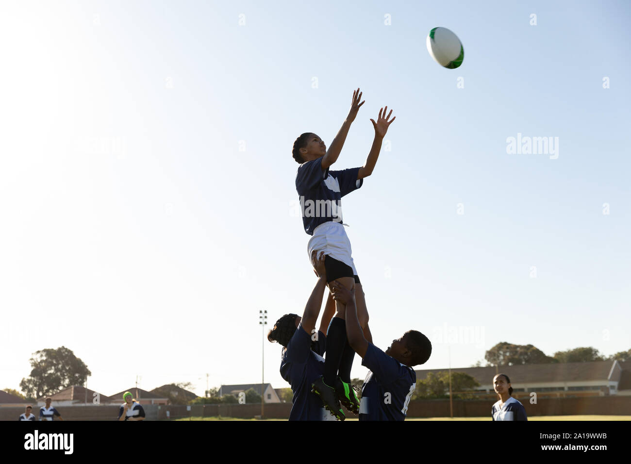 Lifting rugby player hi-res stock photography and images - Alamy