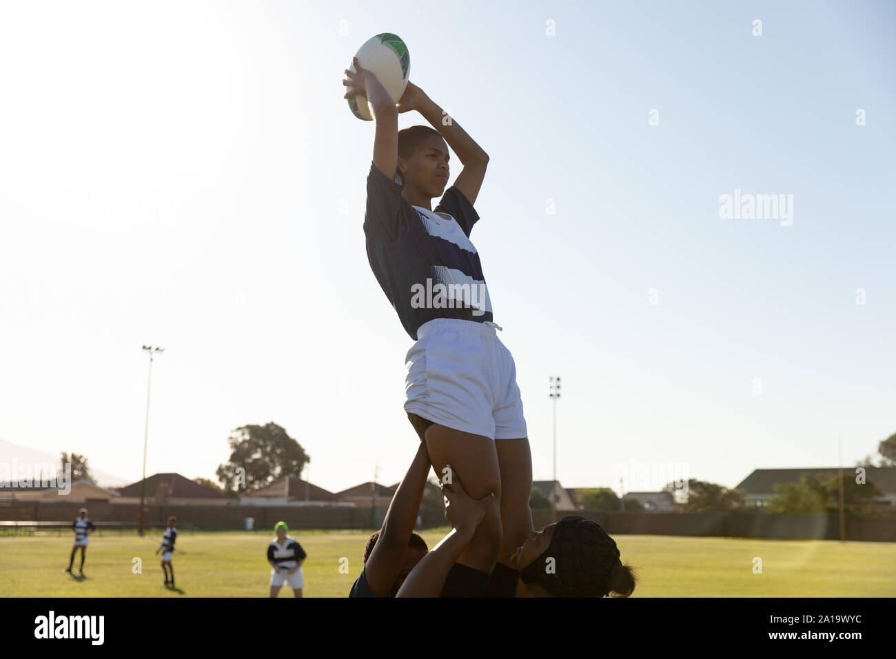 Young female athlete lifting hi-res stock photography and images - Alamy