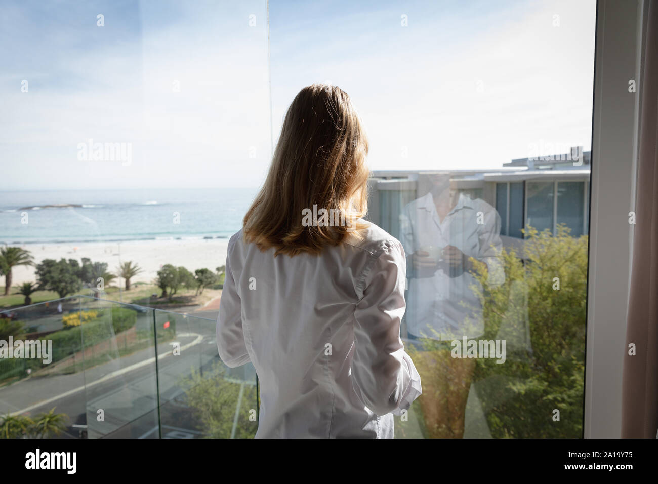 Woman looking out of window hi-res stock photography and images - Alamy