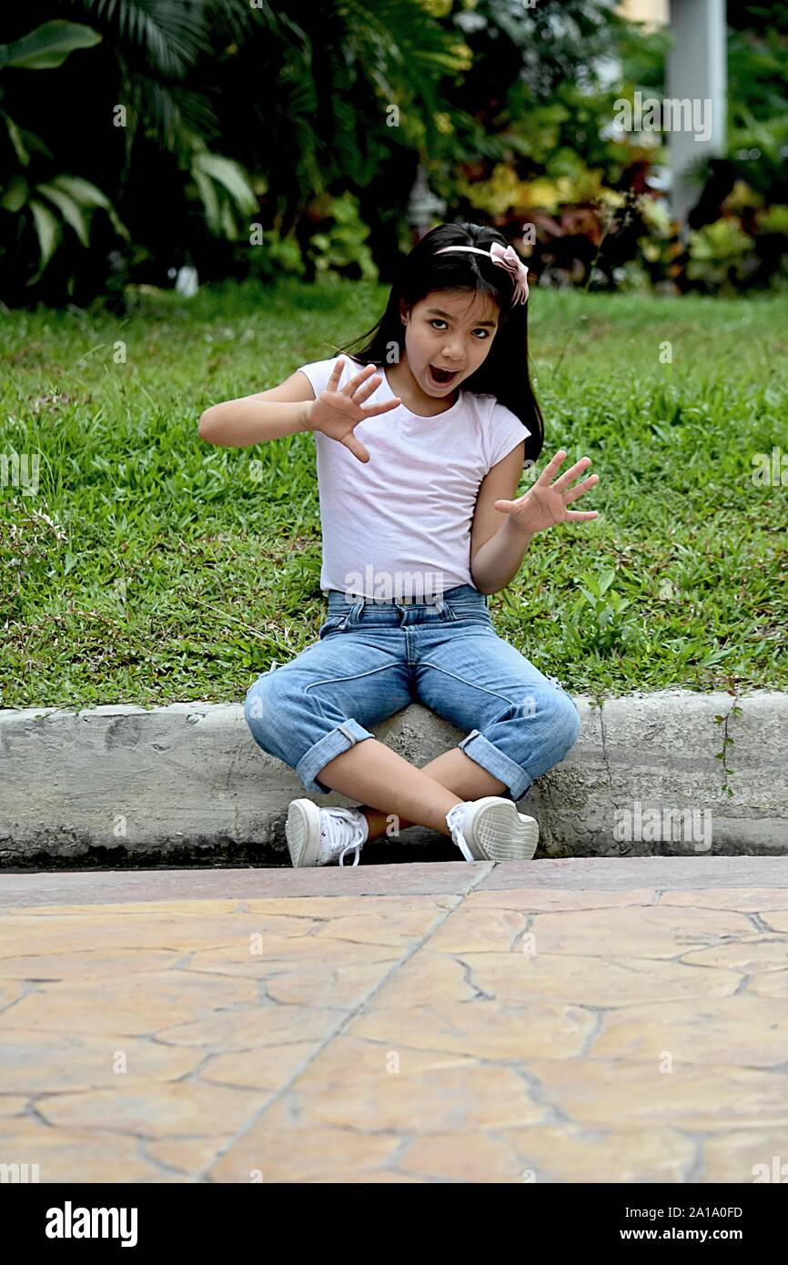 Startle girl hi-res stock photography and images - Alamy