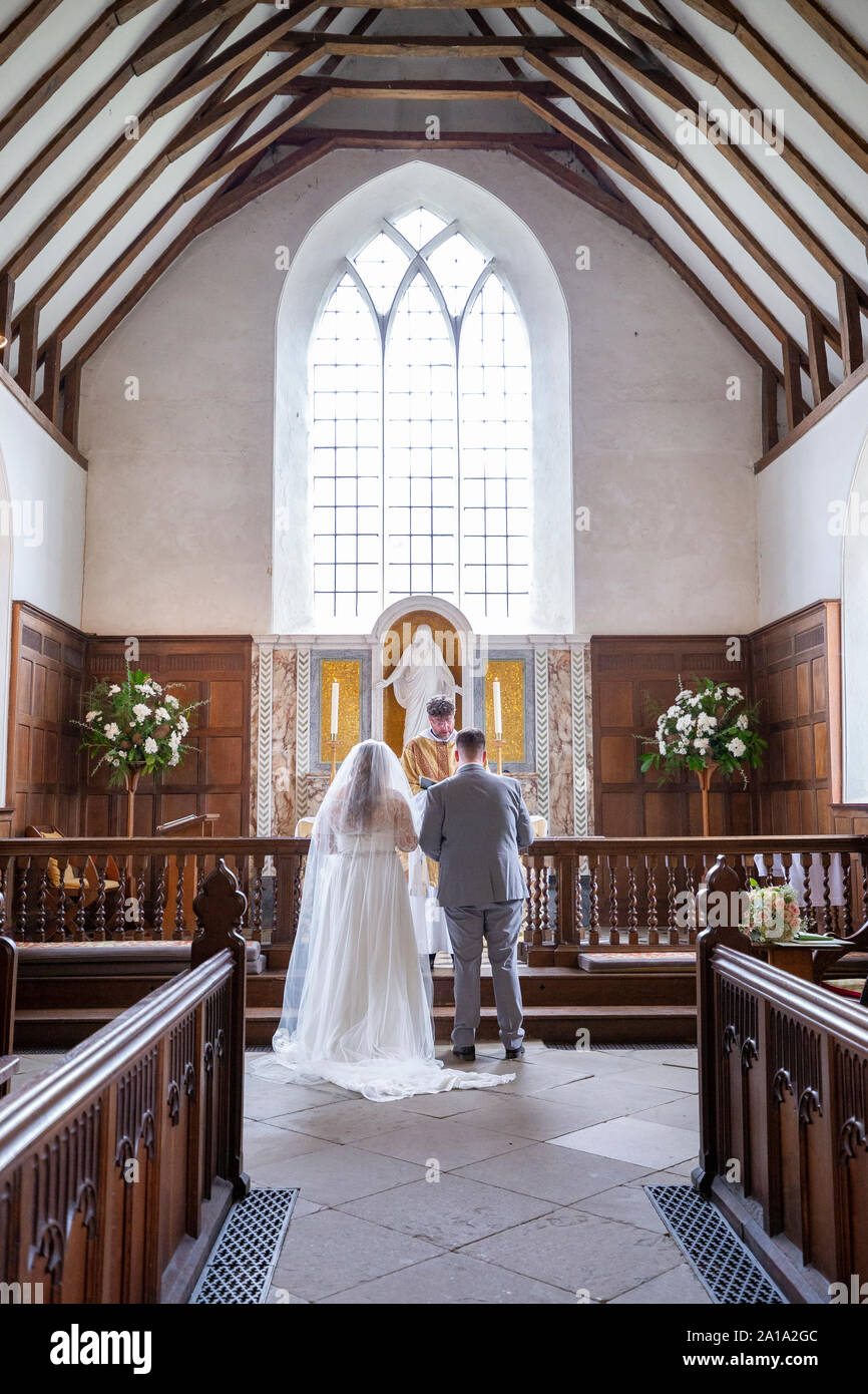 Groom and bride altar hi-res stock photography and images - Alamy