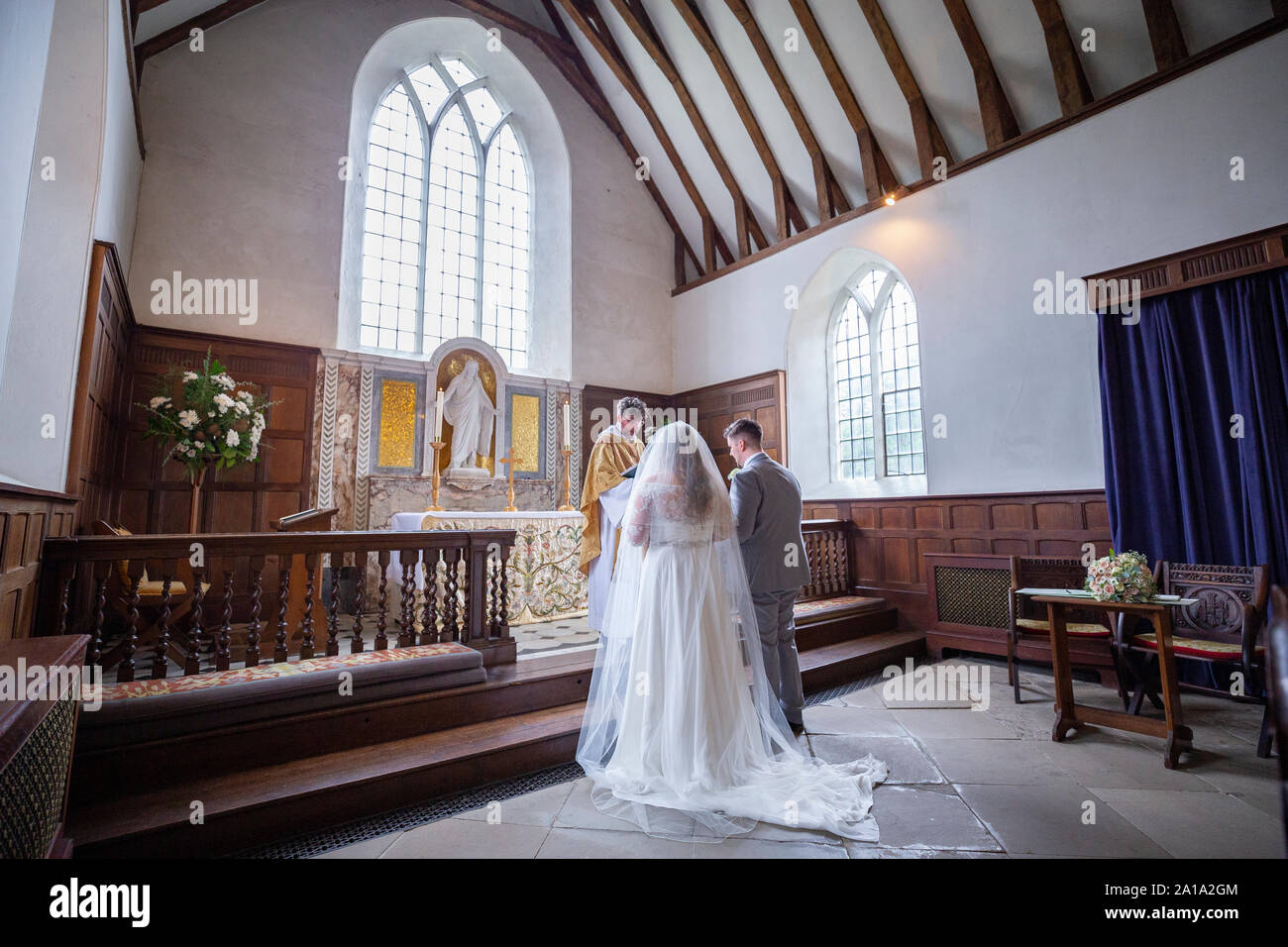 Altar church bride groom hi-res stock photography and images - Alamy
