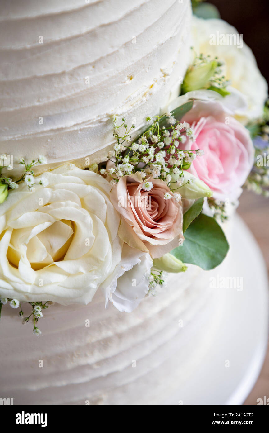 Wedding cake decorated with roses hi-res stock photography and images ...