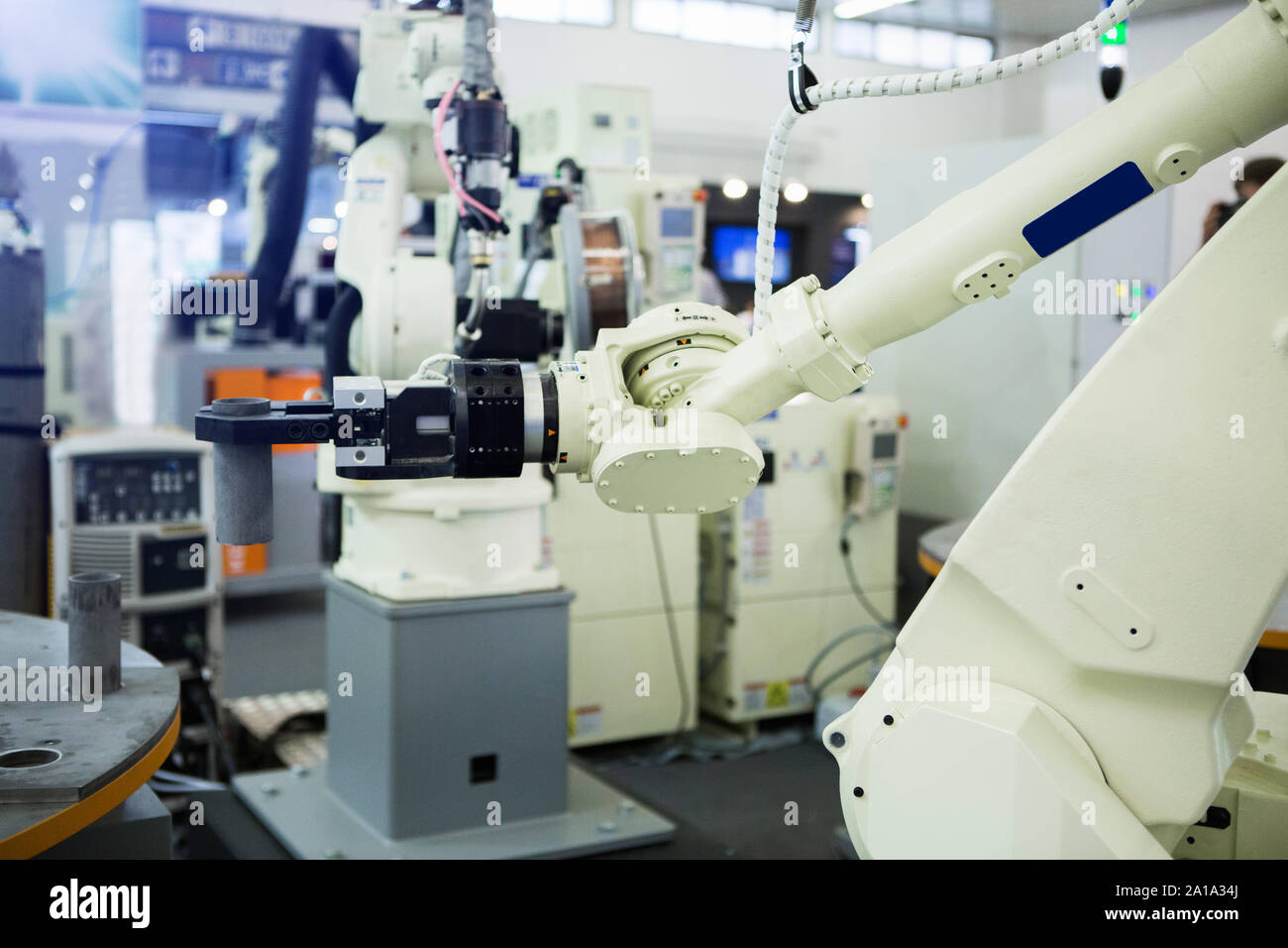 Robot hand. Smart factory Stock Photo - Alamy