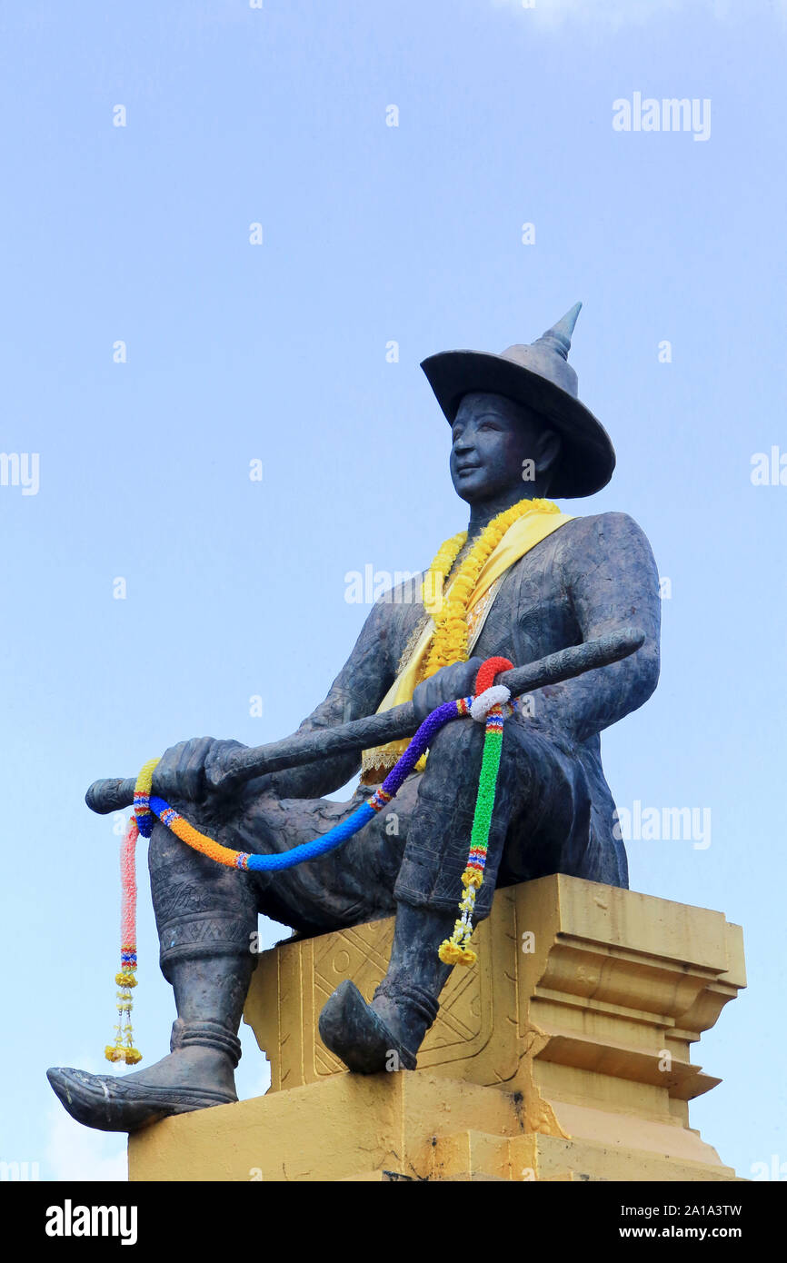 Statue du Roi Setthathirath (1534-1571). Pha That Luang. 1560 ...