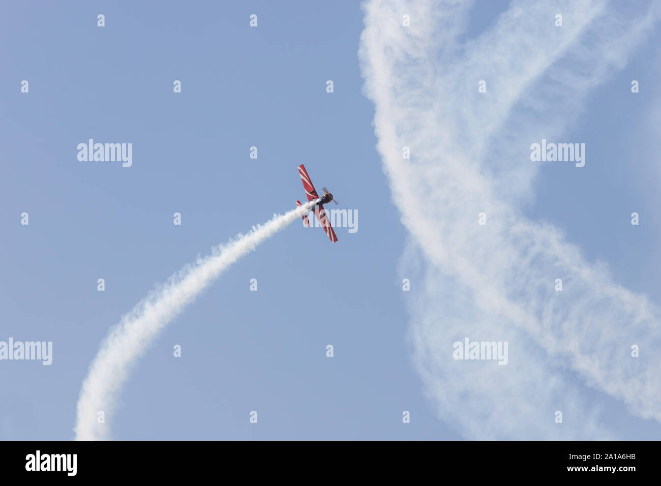 A front propeller plane flying in the sky. Mid shot Stock Photo - Alamy