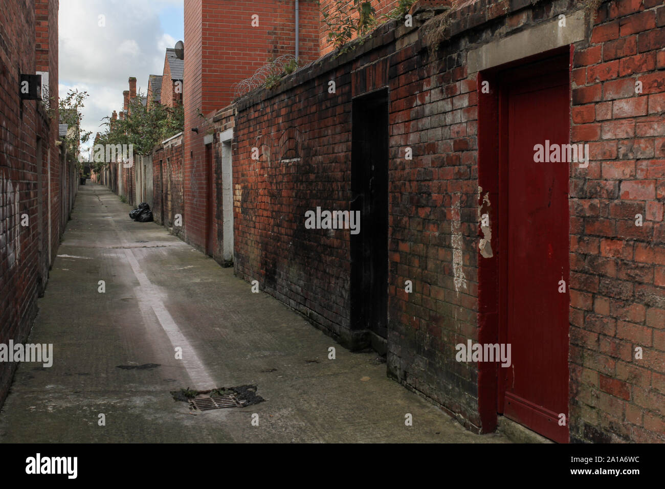 Dublin old street ireland narrow with bricks Stock Photo - Alamy