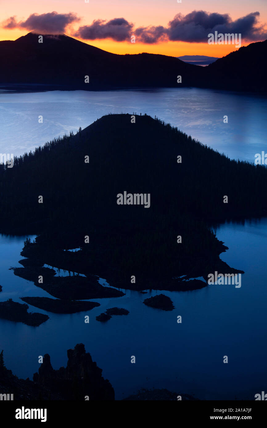 Wizard Island dawn from Watchman Overlook, Crater Lake National Park ...
