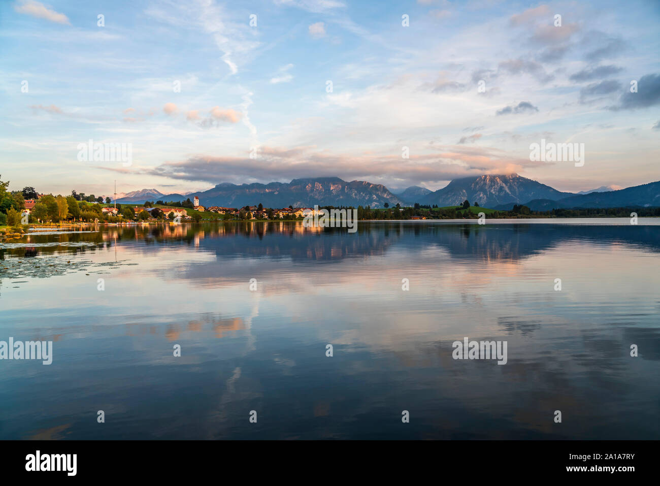 Hopfensee in der Abenddämmerung, Hopfen am See, Ostallgäu, Bayerisch ...