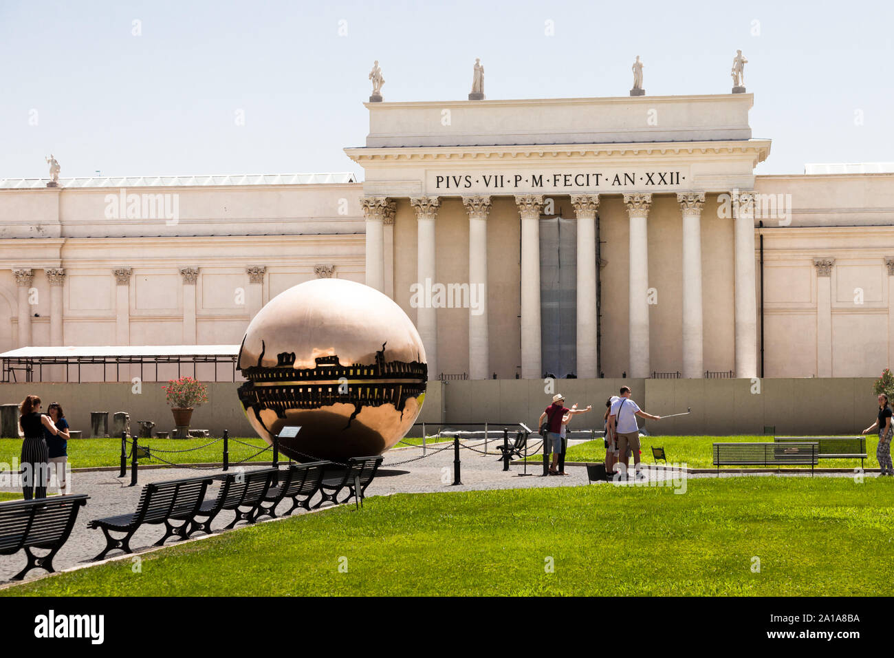 Sfera di arnaldo pomodoro hi-res stock photography and images - Alamy