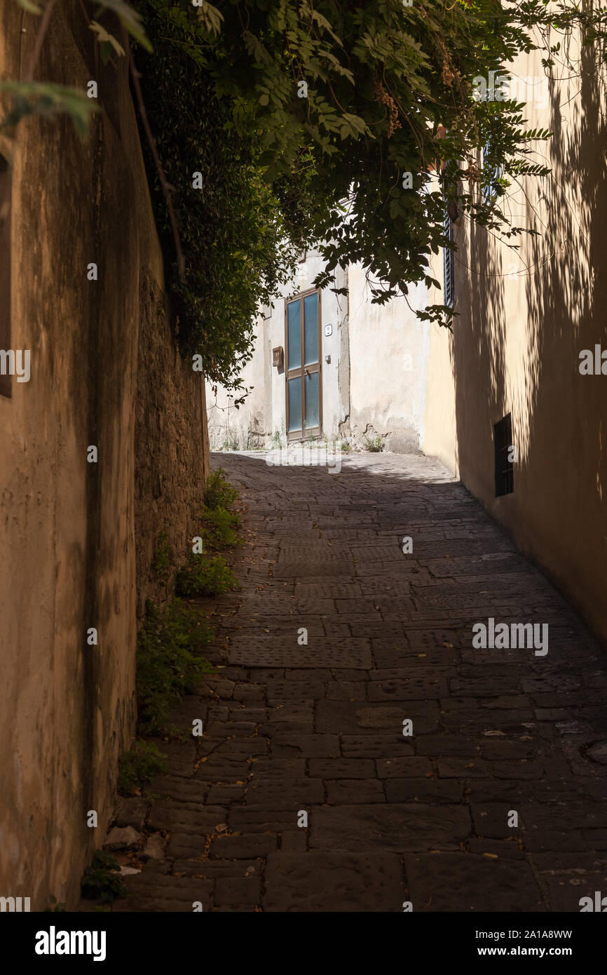 Narrow winding street italy hi-res stock photography and images - Alamy