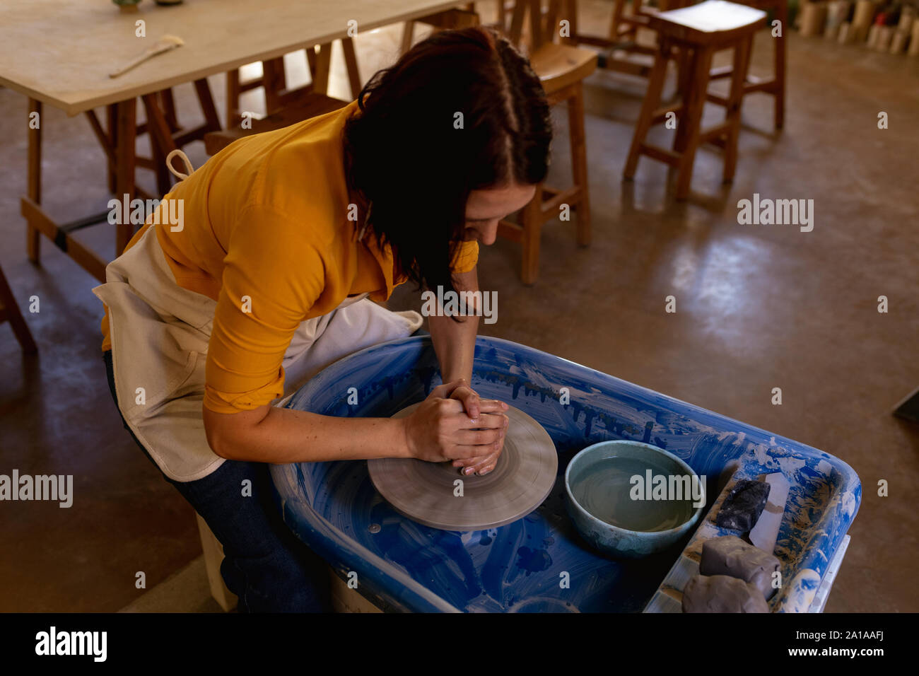 Female potter using pottery wheel hi-res stock photography and images ...