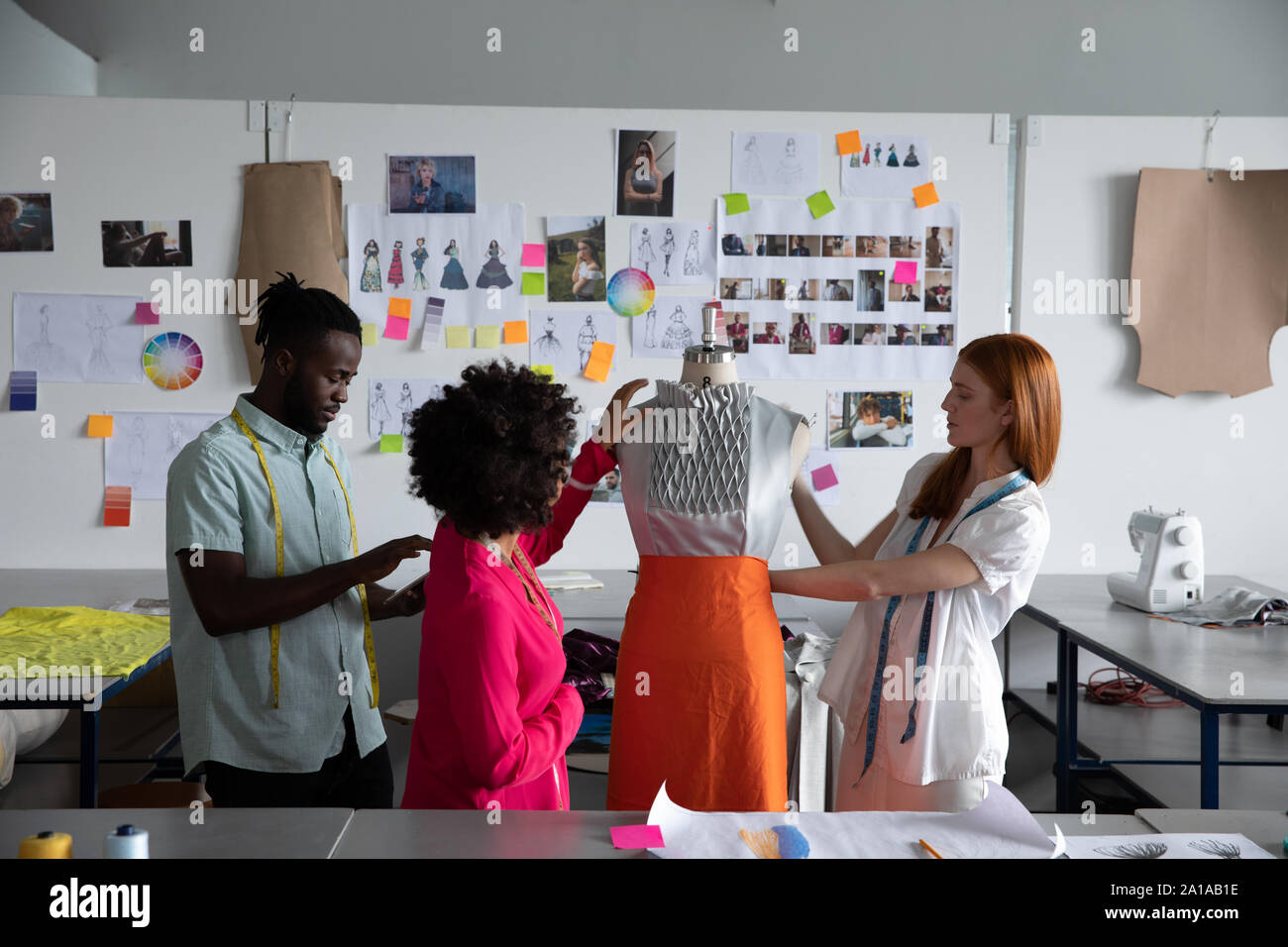 Students project together hi-res stock photography and images - Alamy