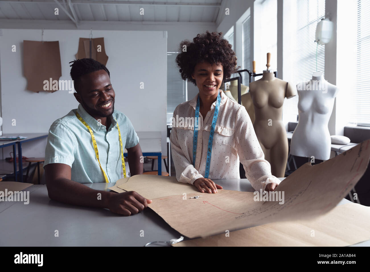 Students working project hi-res stock photography and images - Alamy