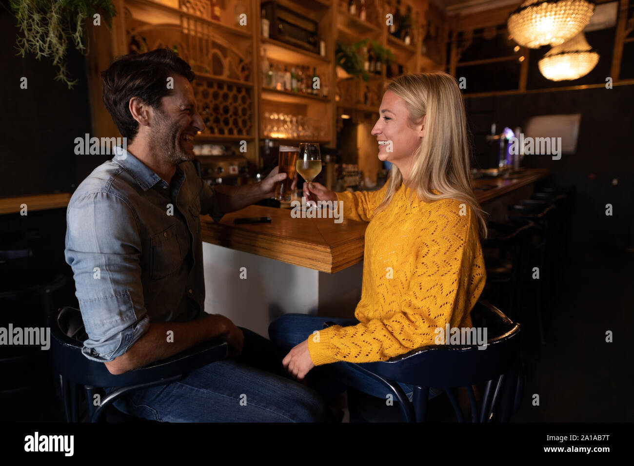 Couple talking drinking bar hi-res stock photography and images - Alamy