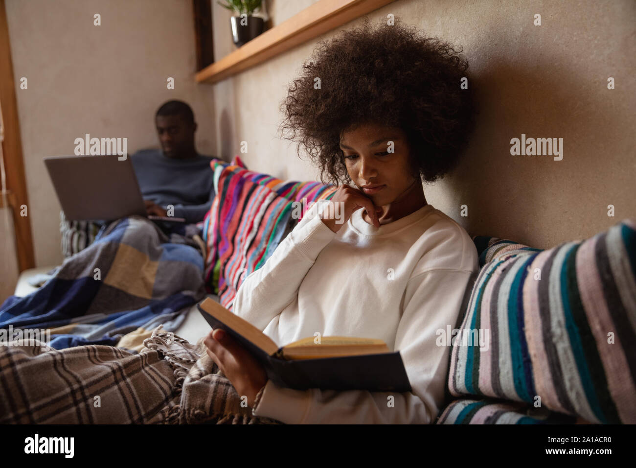 Computer man woman reading hi-res stock photography and images - Alamy