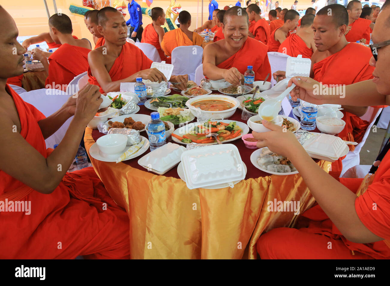 Le repas des moines. Cérémonie bouddhiste. Wat Ong Teu Mahawihan ...