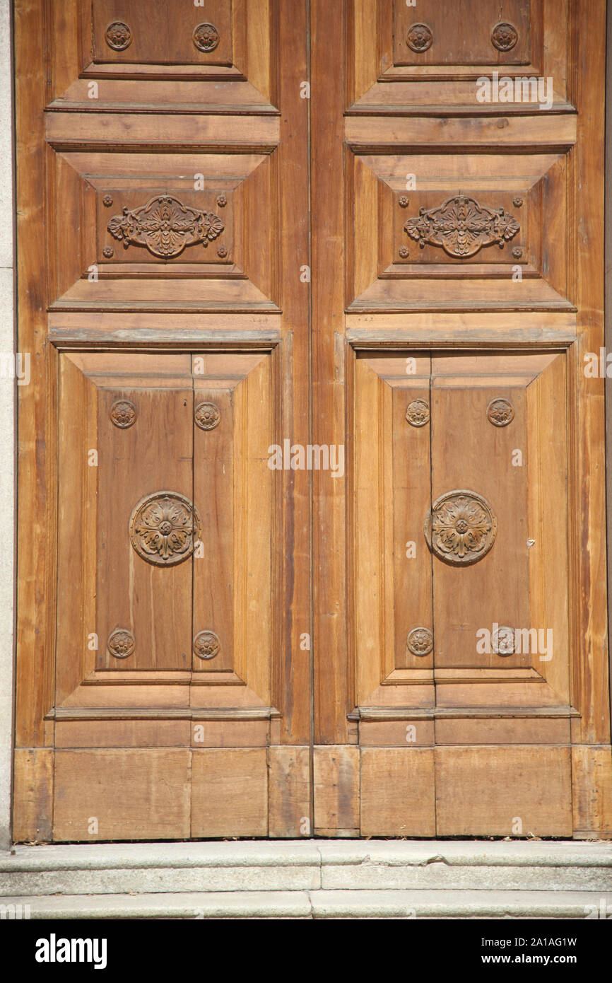 Massive doors hi-res stock photography and images - Alamy