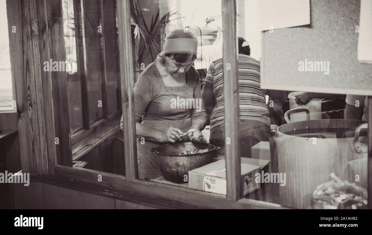 Kitchen behind hi-res stock photography and images - Alamy