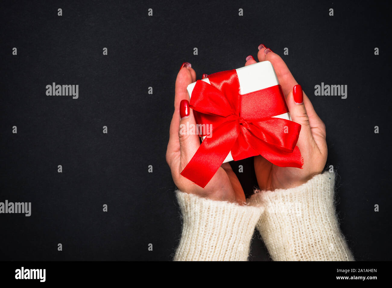Giving a present hi-res stock photography and images - Alamy