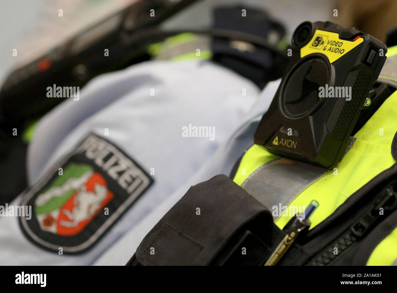 Cologne, Germany. 25th Sep, 2019. Patrolman cops are showing bodycams ...