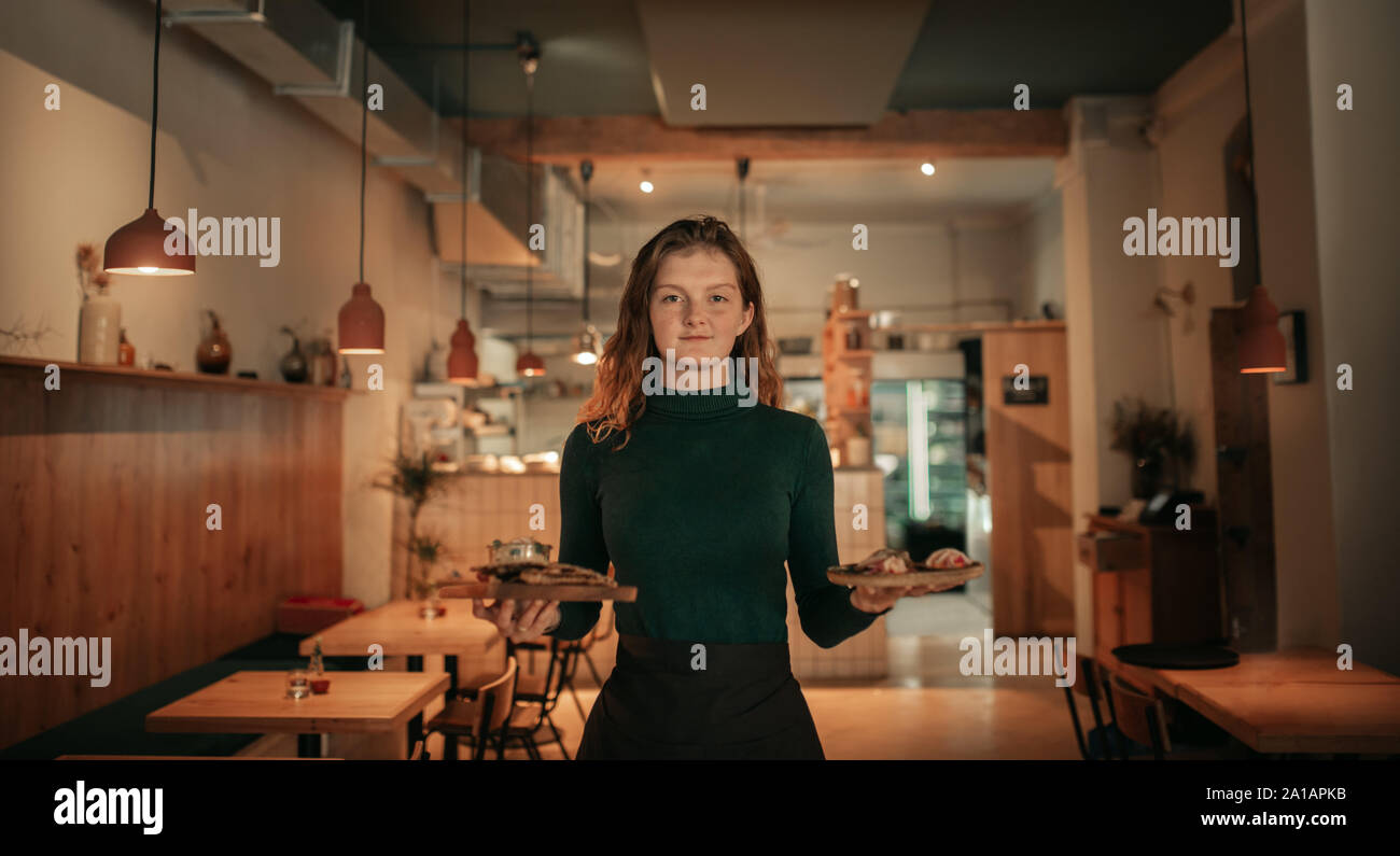 Waitress serving food night hi-res stock photography and images - Alamy