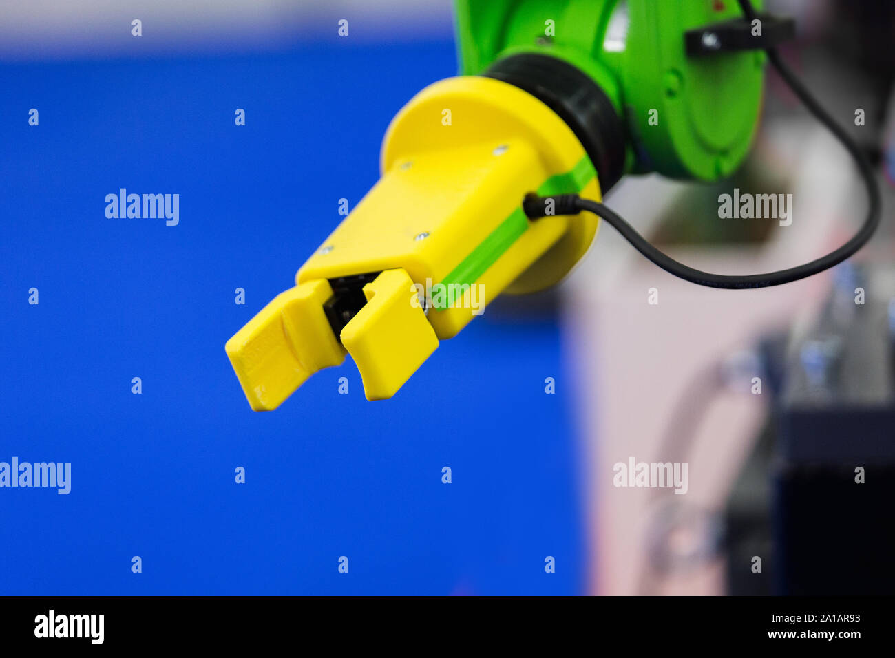 Robot hand. Smart factory Stock Photo - Alamy