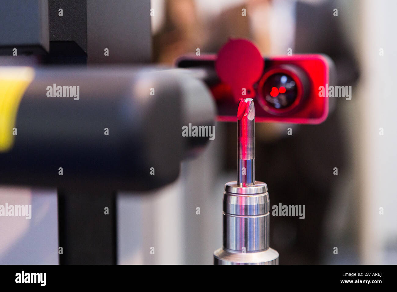 Automatic laser machine for precise measurement of part size and ...