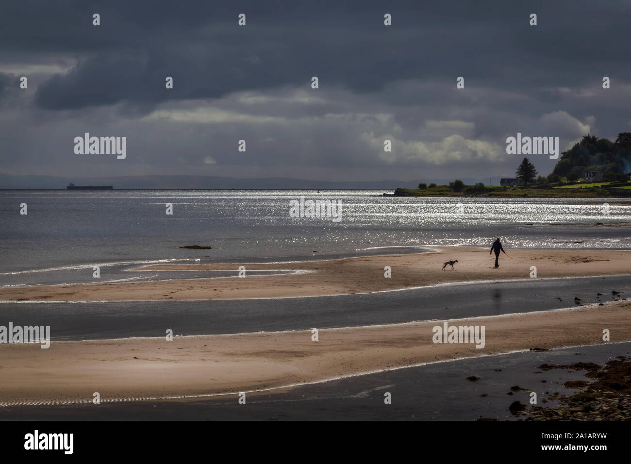 Best sandy island beach silhouette hi-res stock photography and images ...