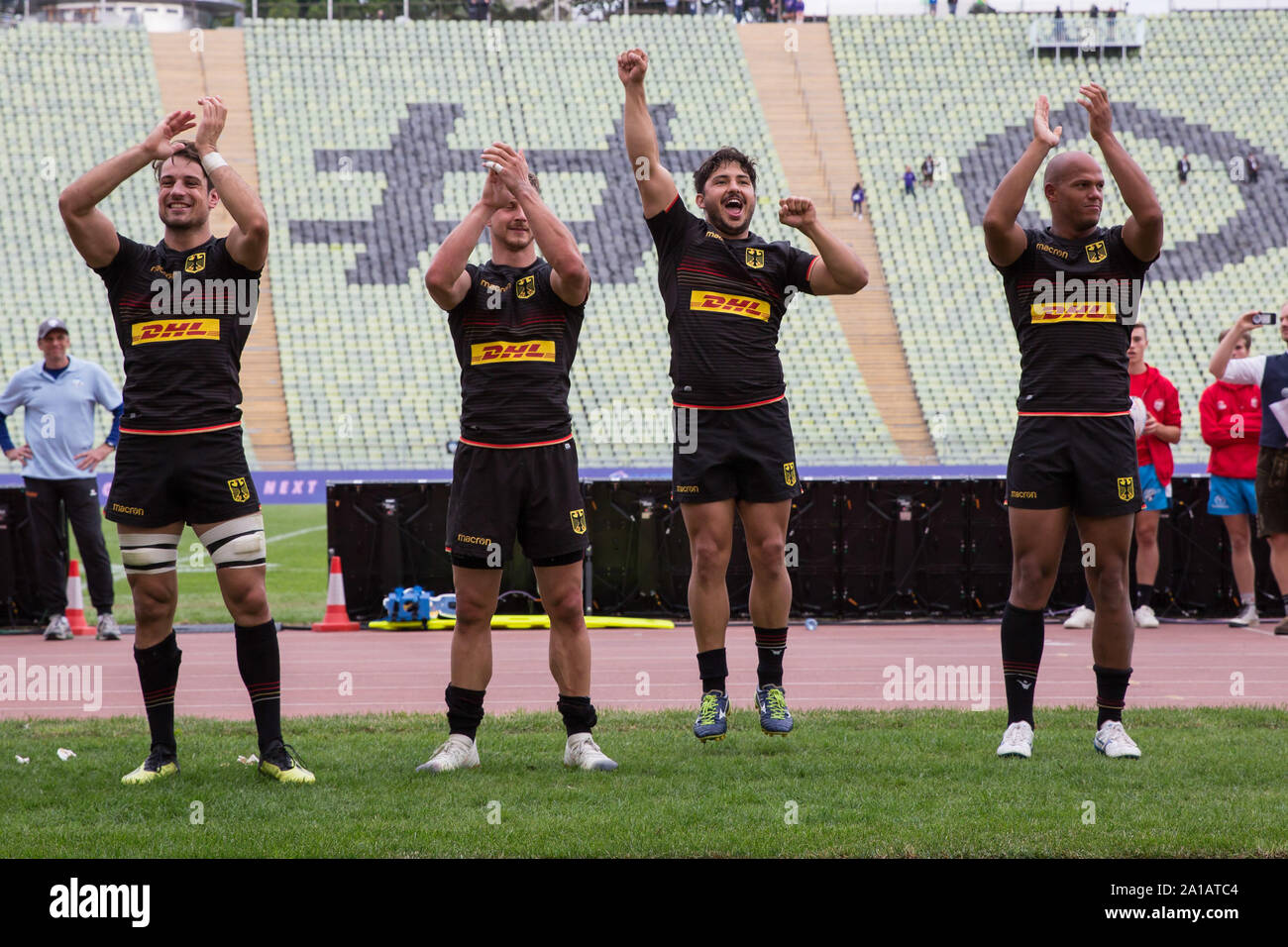 Rugby players cheering hi-res stock photography and images - Alamy