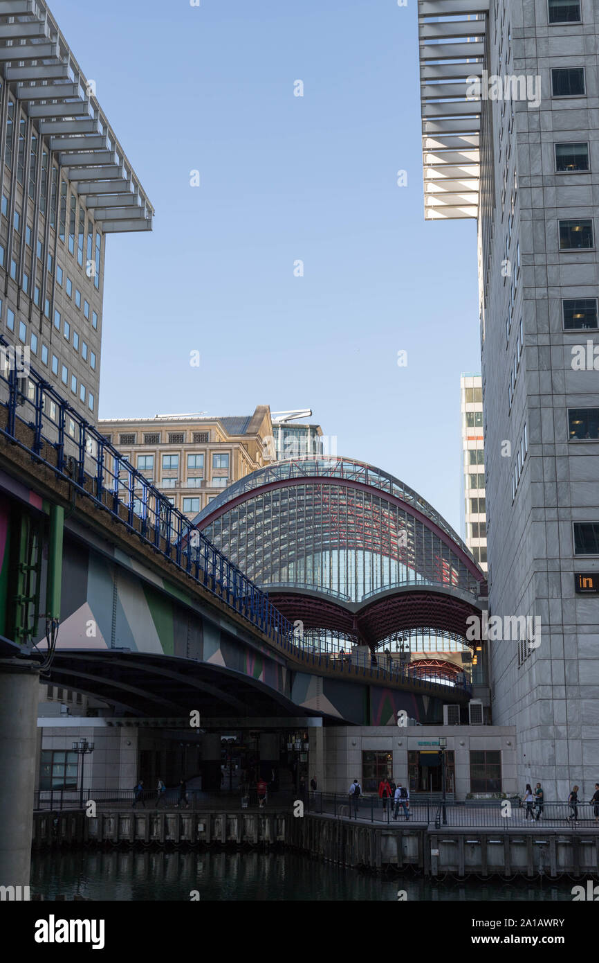 England london urban underground tube subway station docklands hi-res ...