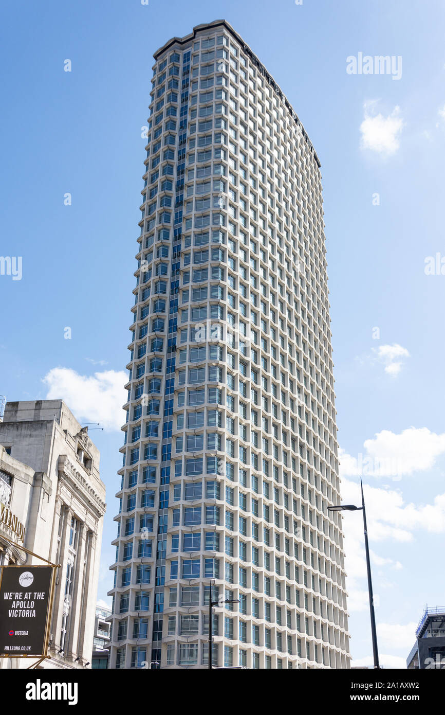 Centre Point skyscraper from Tottenham Court Road, Fitzrovia, London ...