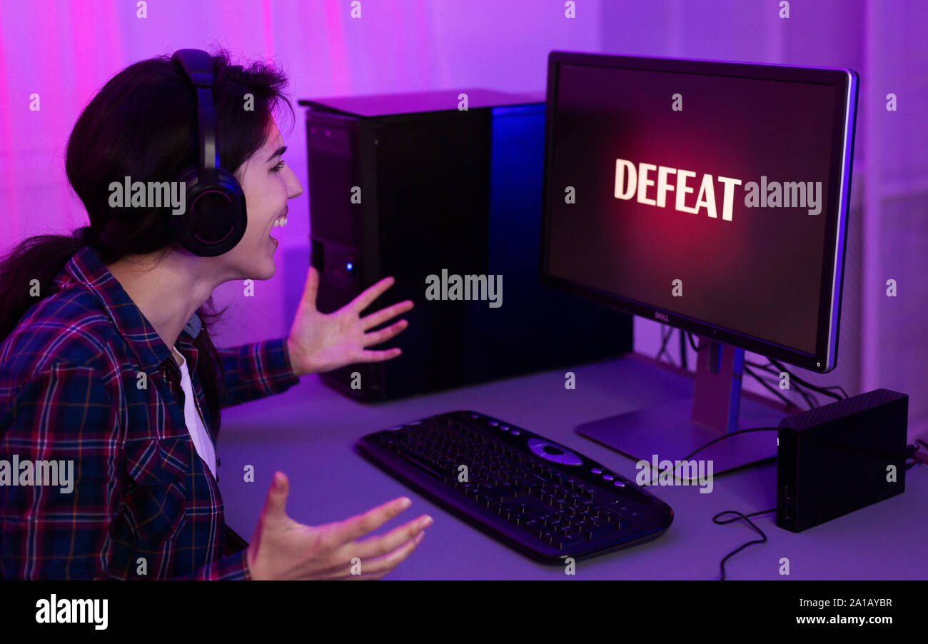 Girl online gaming hi-res stock photography and images - Alamy