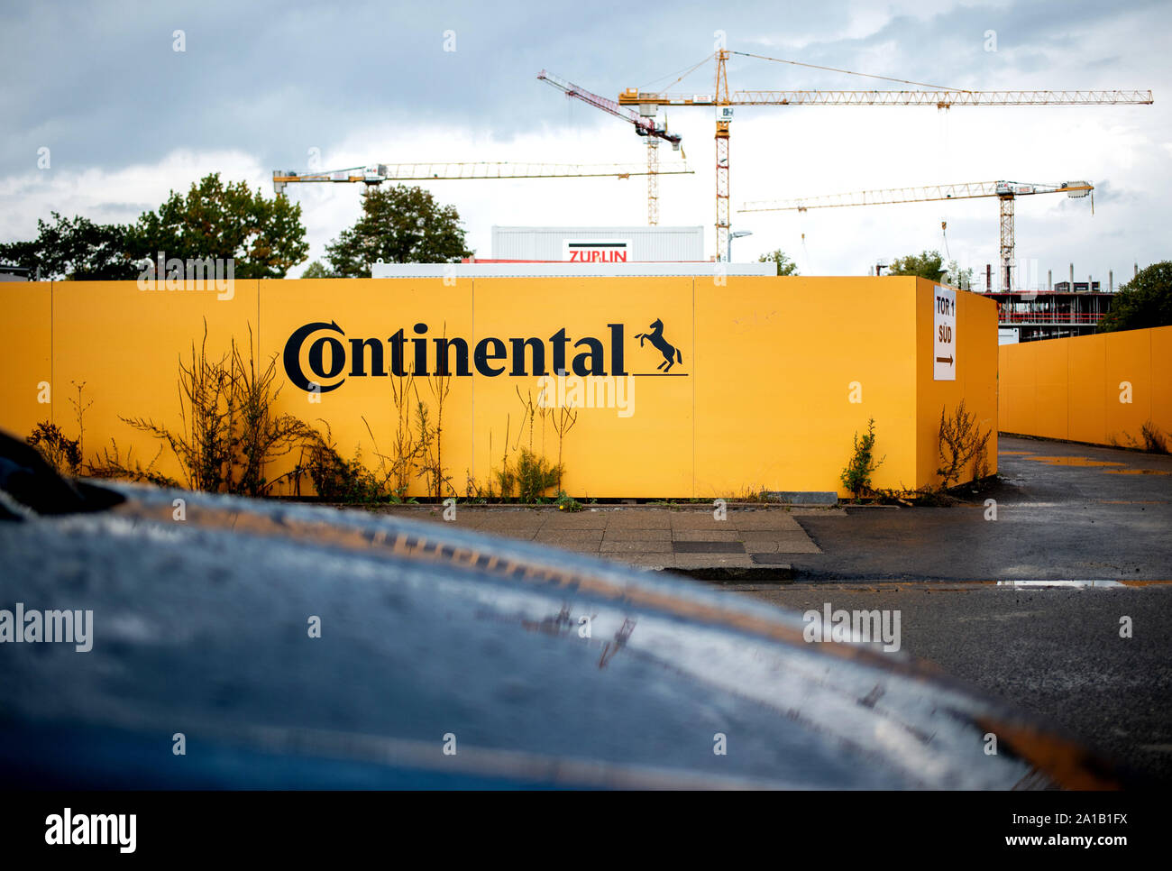 Hanover, Germany. 25th Sep, 2019. Construction cranes are positioned on ...