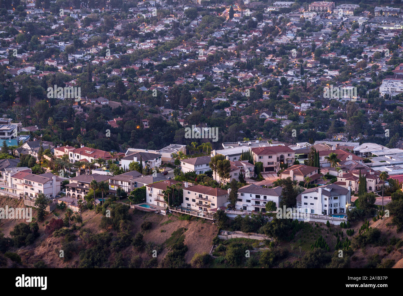 Suburban los angeles hillside homes hi-res stock photography and images ...