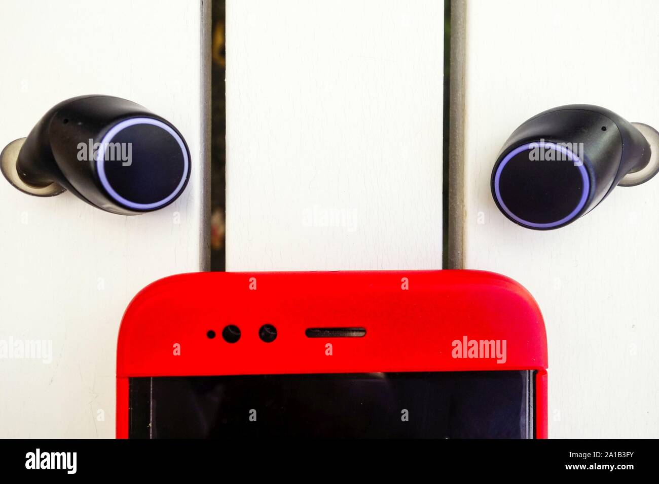 Using ear buds hi-res stock photography and images - Alamy