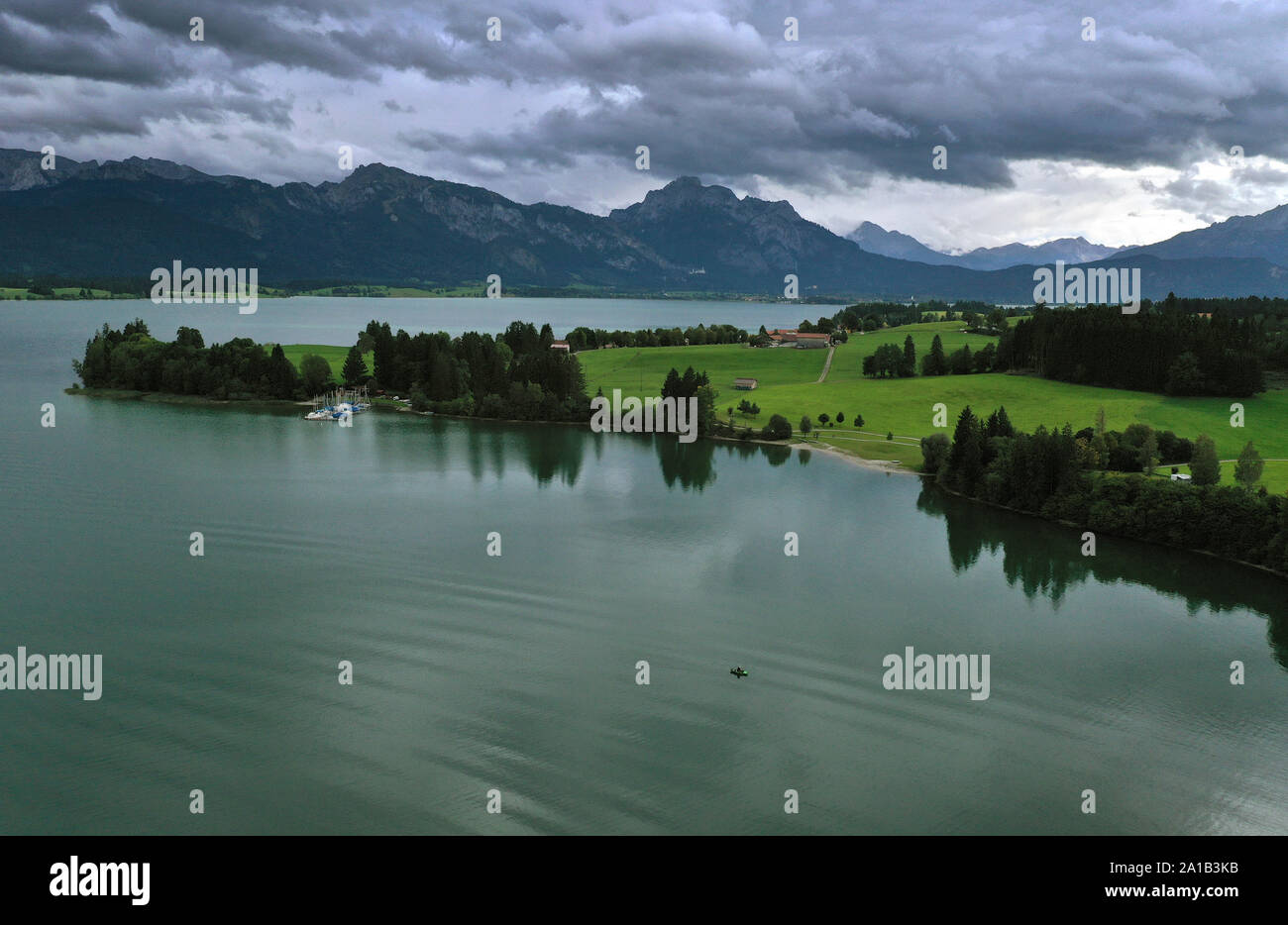 Germany. 25th Sep, 2019. A rowing boat travels under the cloudy sky ...